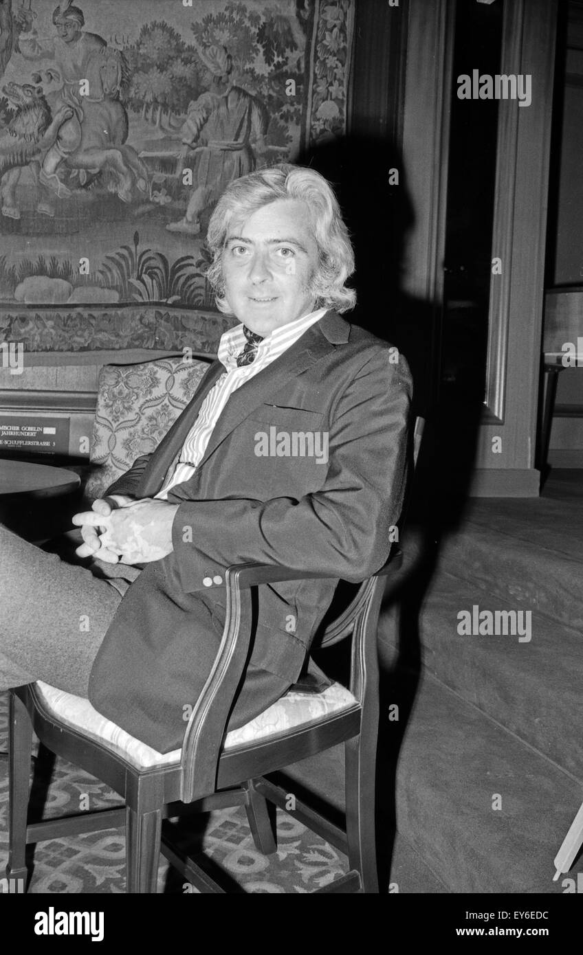 Der Österreichische Maler Prof. Wolfgang Hütter in München, Deutschland ...