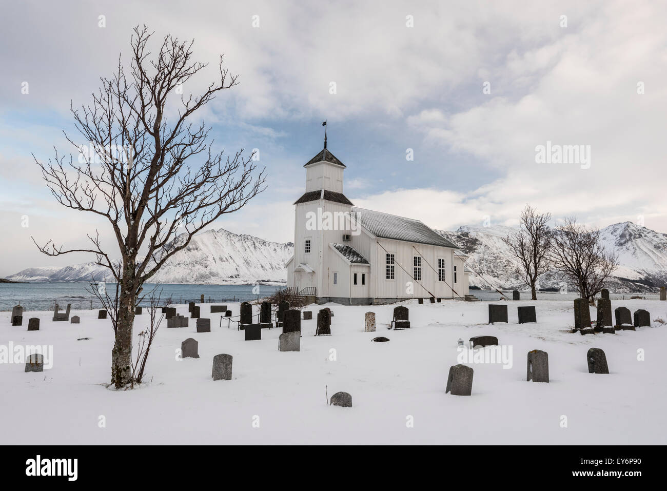 Friedhof und Kirche Moskenes, Lofoten, Norwegen Stockfotografie - Alamy