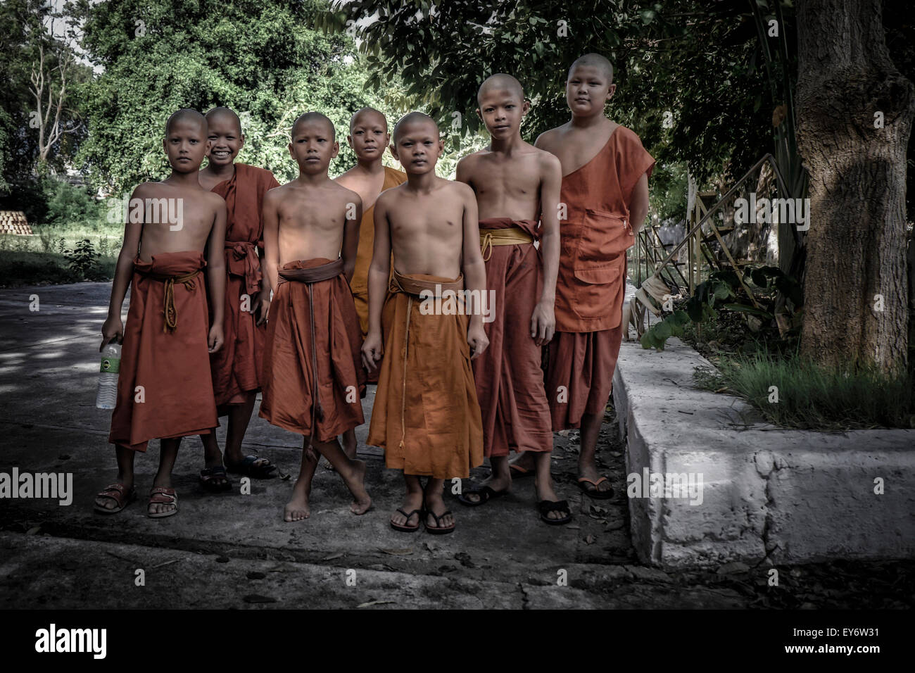 Thailand junge Mönche. Novize Junge buddhistische Mönche an einem Thai Dschungel Retreat ...