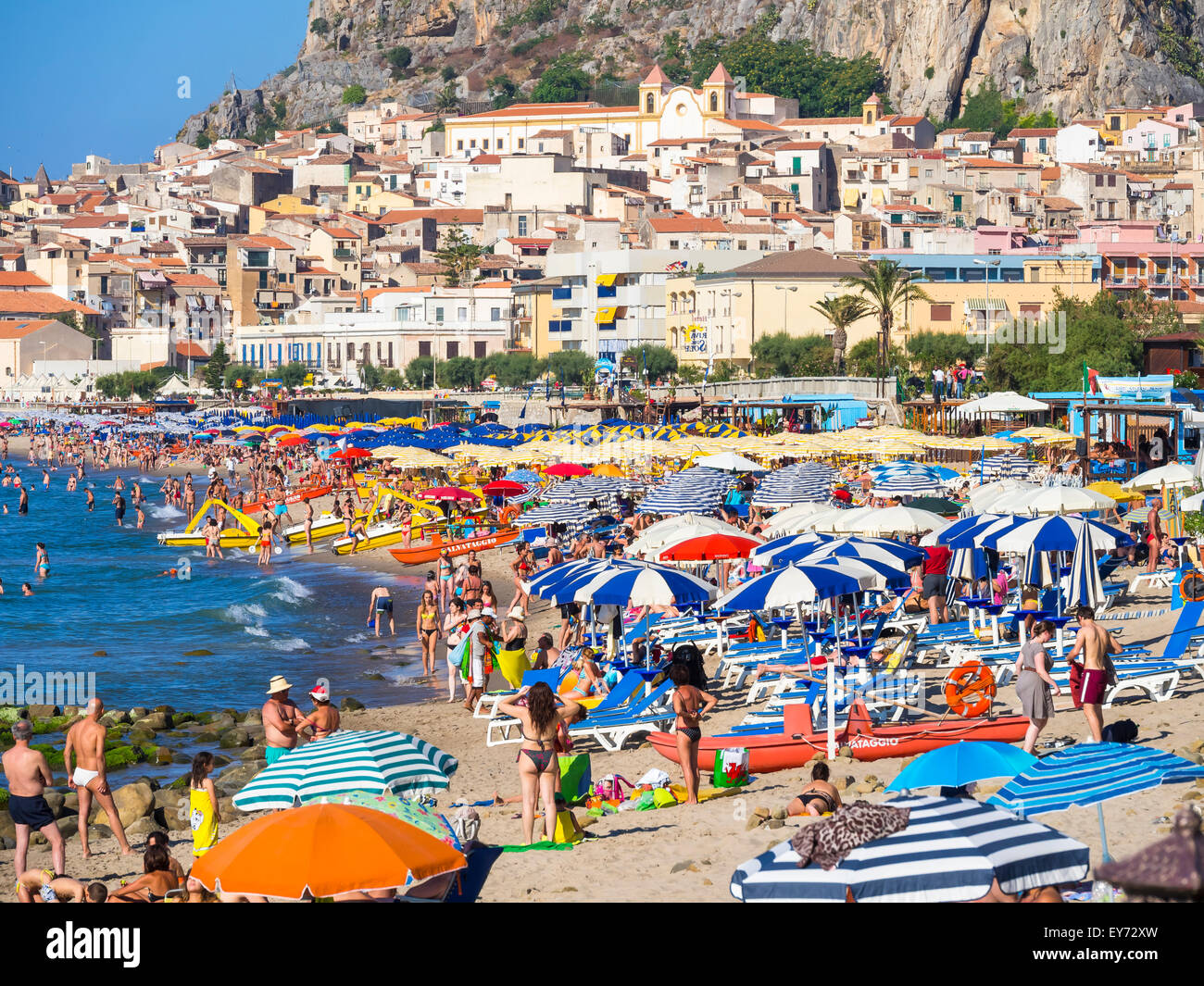 Cefalu strand sizilien -Fotos und -Bildmaterial in hoher Auflösung ...