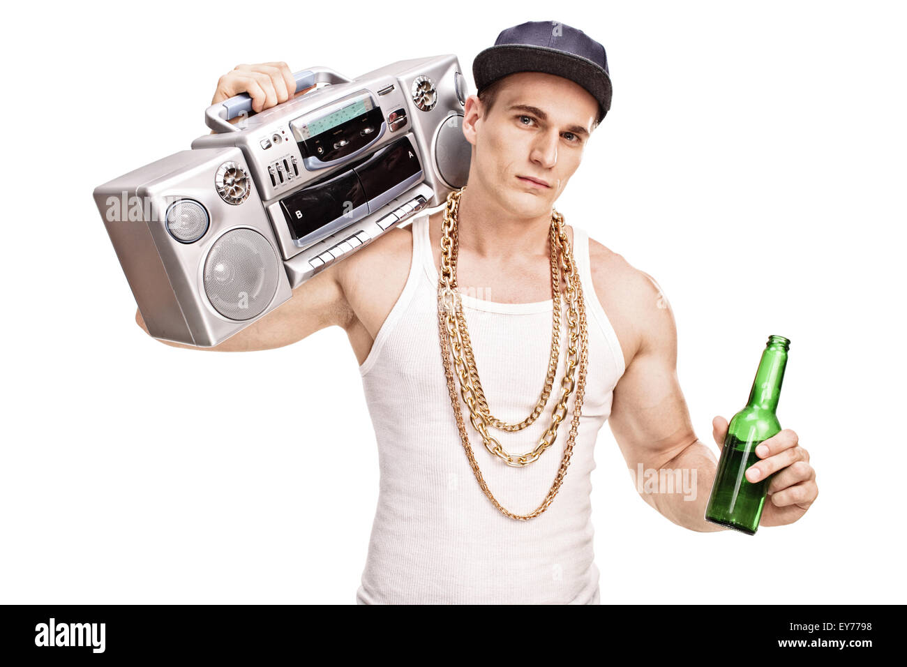 Junge männliche Rapper tragen einen Ghettoblaster über seine Schulter ...