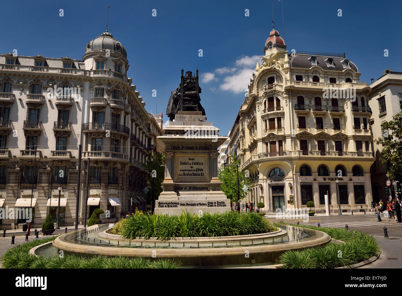 Landmark urbaner Platz mit Bronze-Skulptur von Königin Isabella und ...