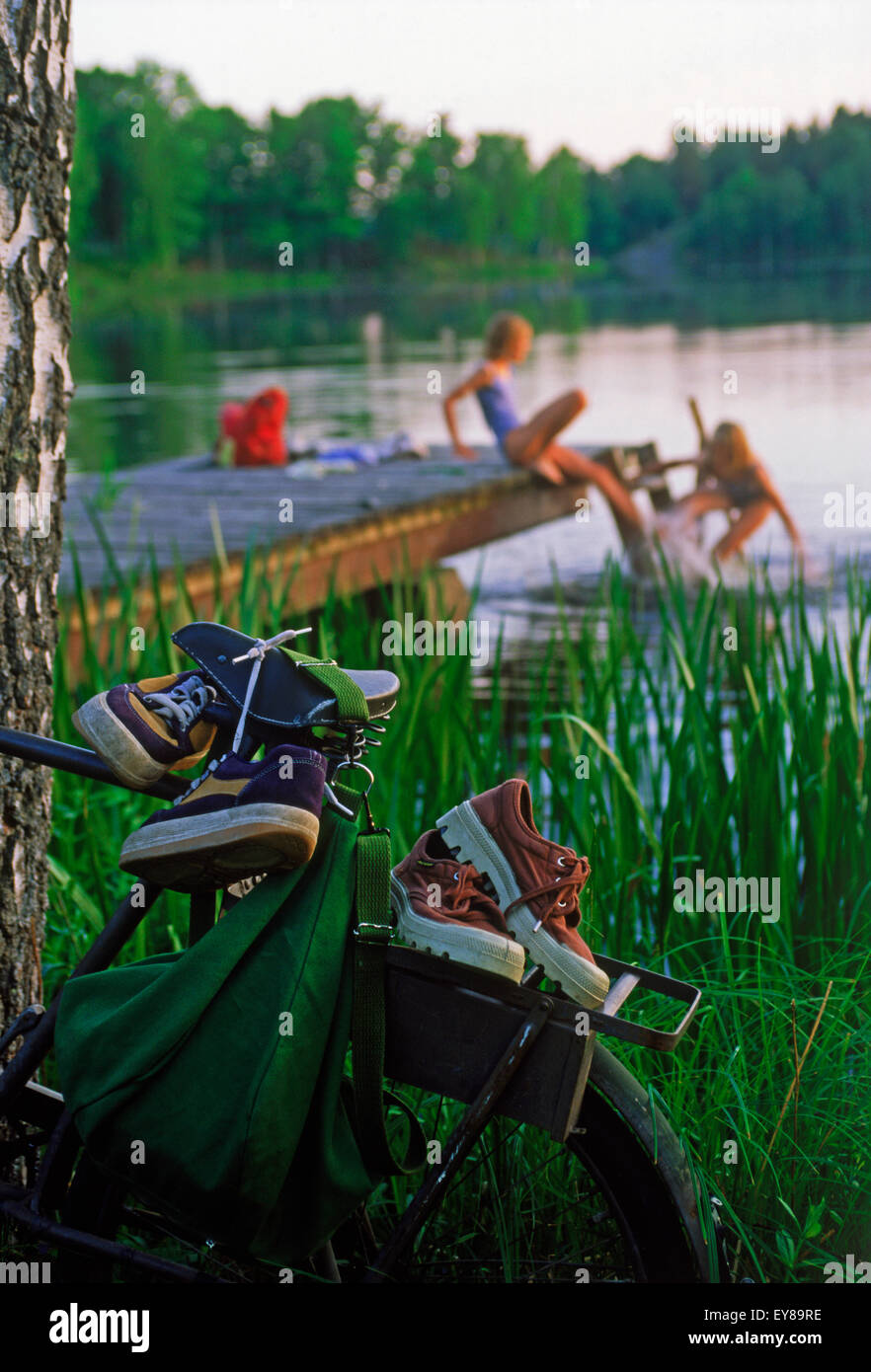 Zwei madchen baden -Fotos und -Bildmaterial in hoher Auflösung – Alamy