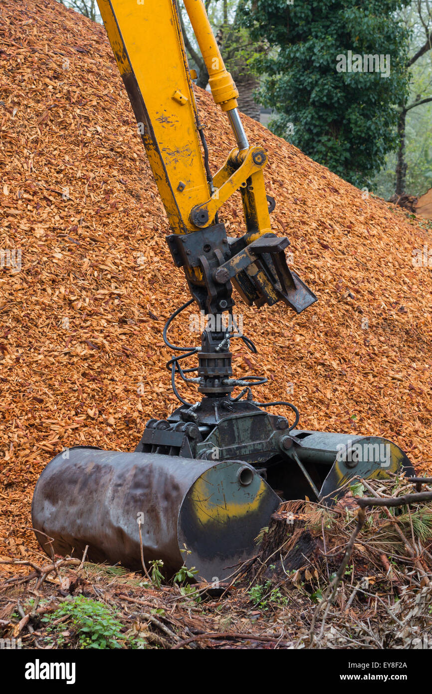 Baggerarm verwendet, um Hackschnitzel mit einem Laden Hydraulische ...