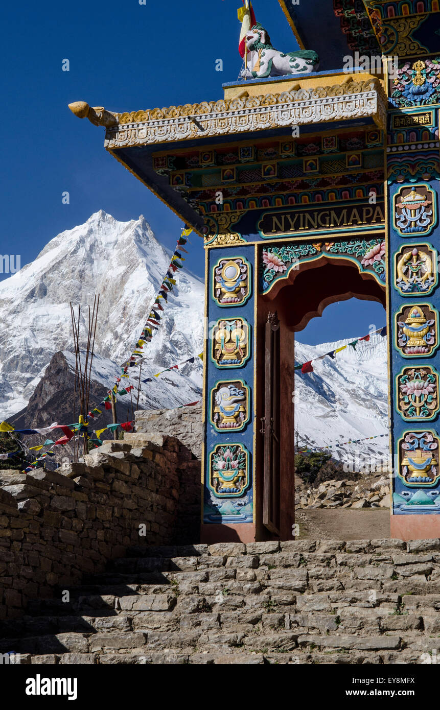 Eingang zum buddhistischen Tempel mit dem Blick auf Mt. Manaslu vom ...