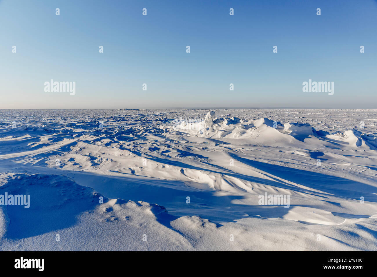 Schneeverwehungen über Meer Eis Druck Grate am Point Barrow, Alaska ...