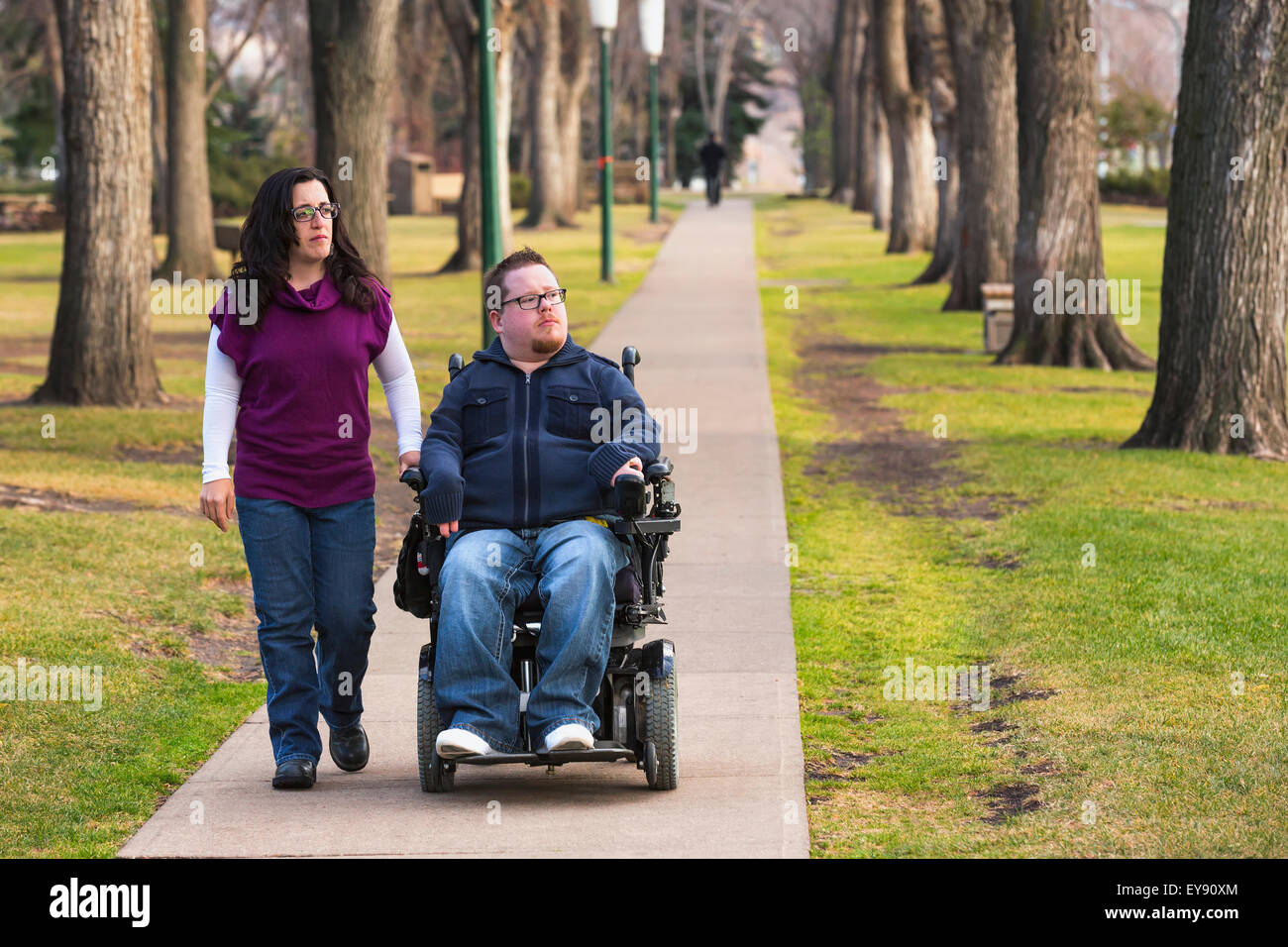 Behinderter Mann mit seiner Frau in einem Park im Herbst wandern ...