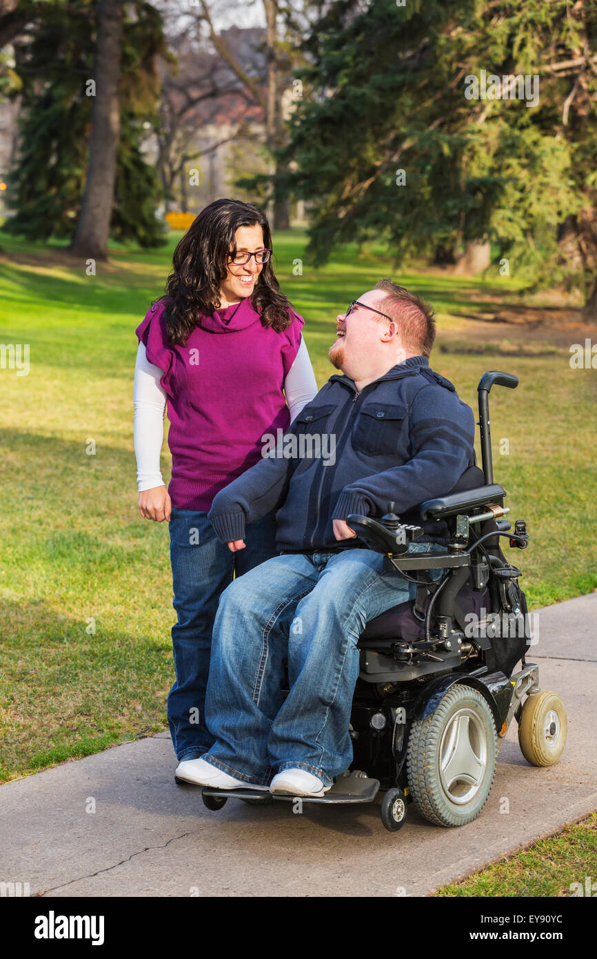 Behinderter Mann im Gespräch mit seiner Frau bei einem Spaziergang in ...