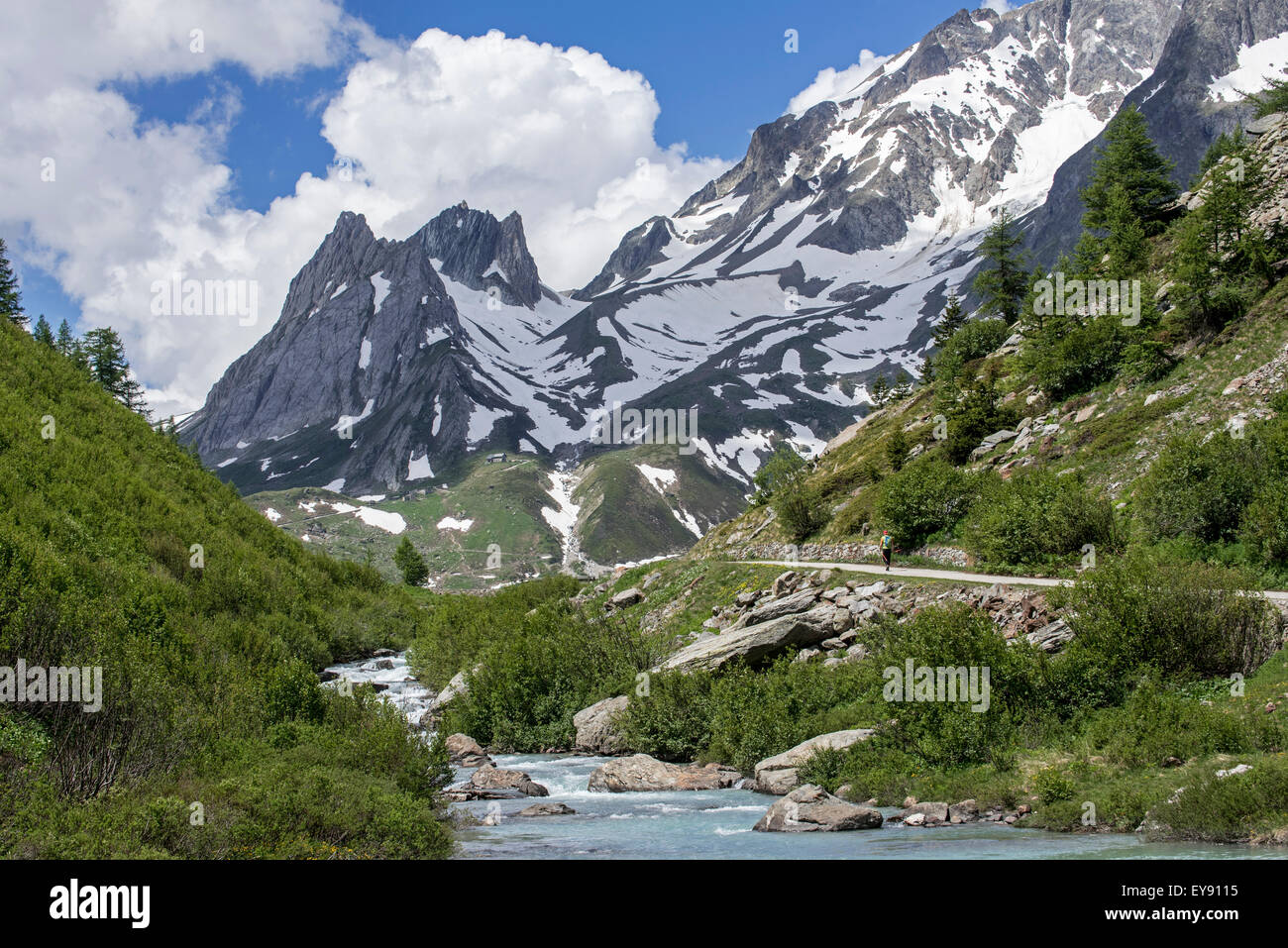 Wanderer zu Fuß in Richtung der Kalkstein-Pyramiden in Val Veny in den ...
