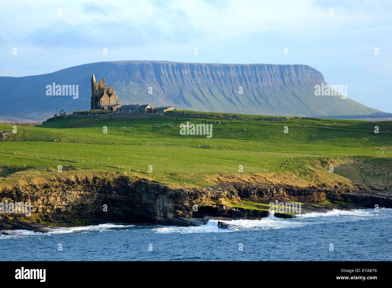 Schloss des 19 jahrhunderts mit ben bulben in der entfernung -Fotos und ...
