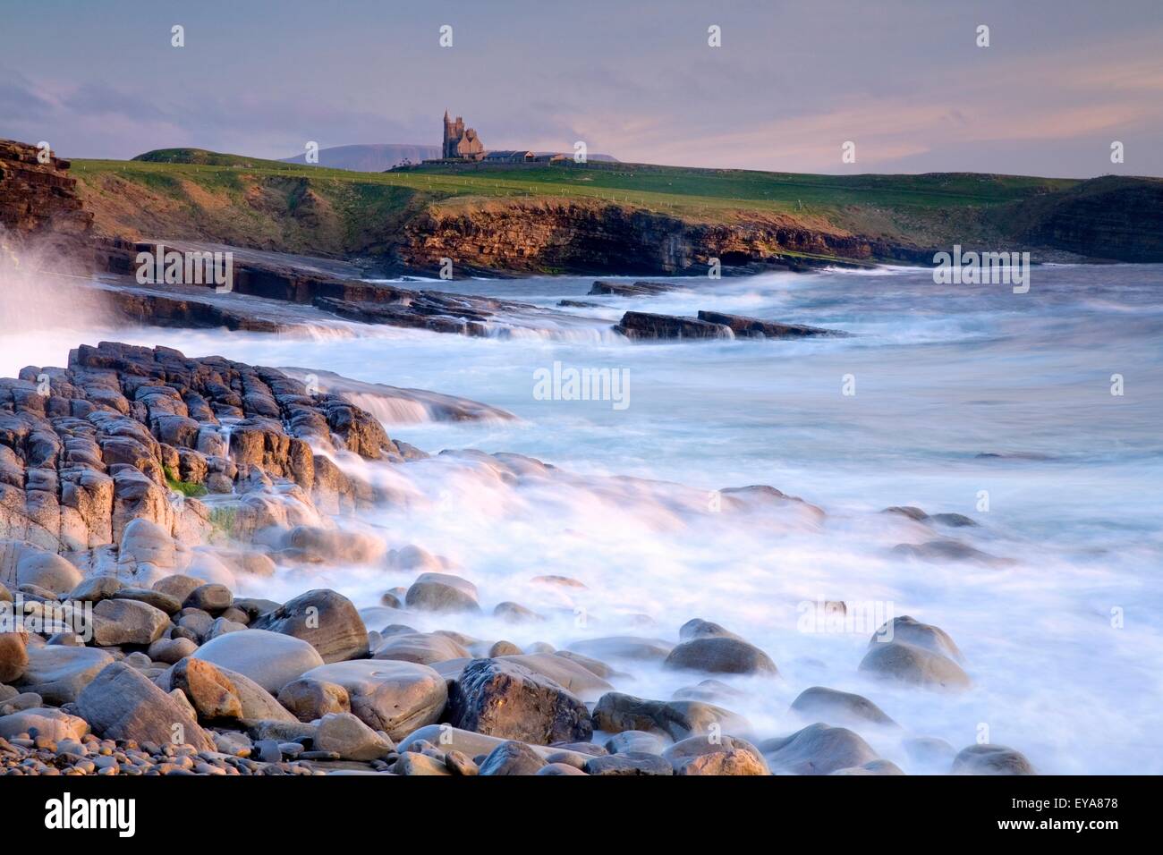 Schloss des 19 jahrhunderts mit ben bulben in der entfernung -Fotos und ...