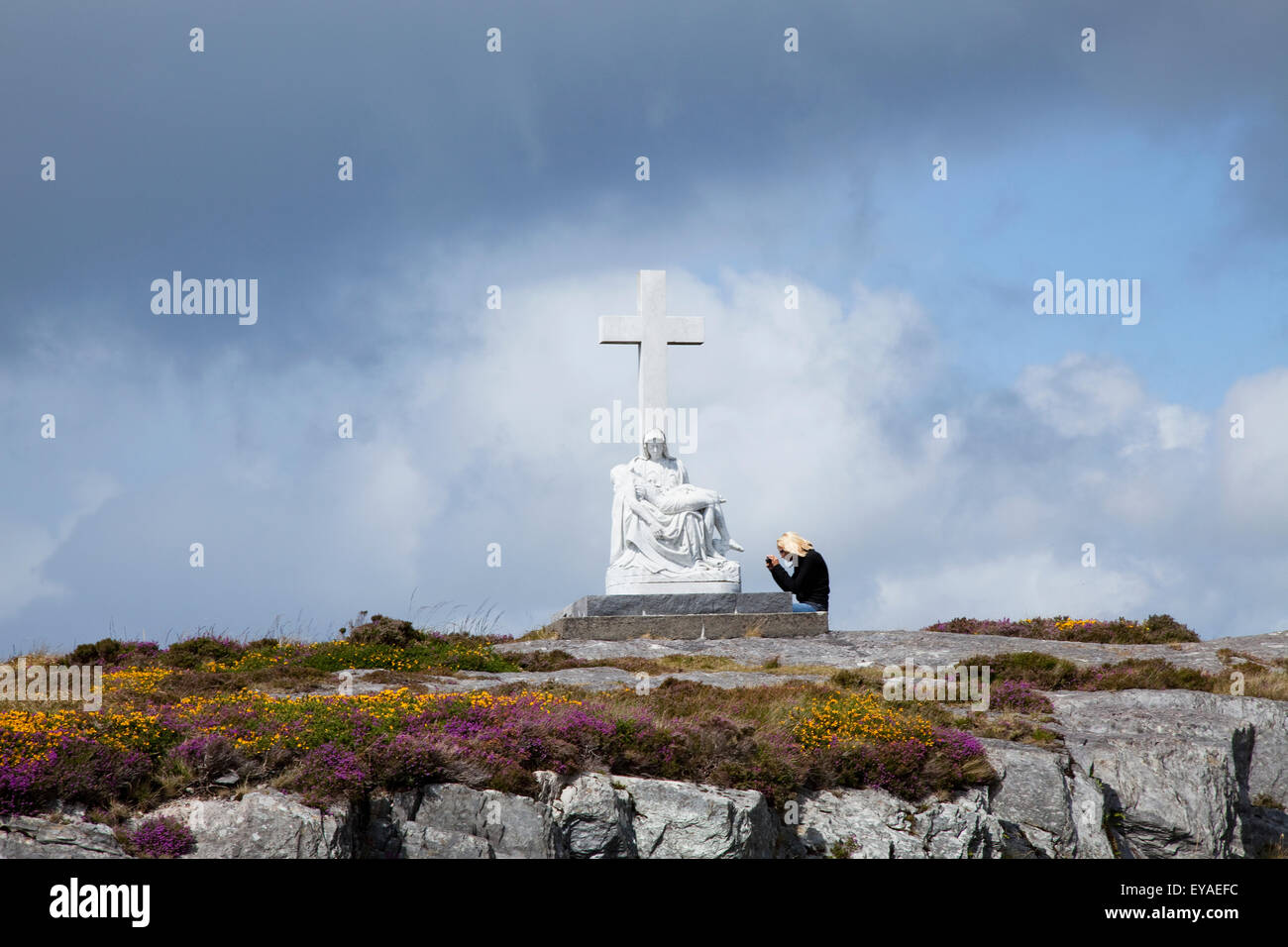 Kreuz kniet -Fotos und -Bildmaterial in hoher Auflösung – Alamy