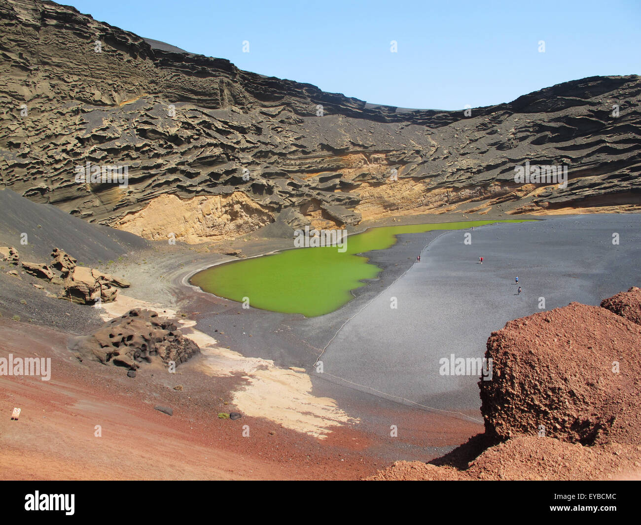 Rote felsen und see -Fotos und -Bildmaterial in hoher Auflösung – Alamy