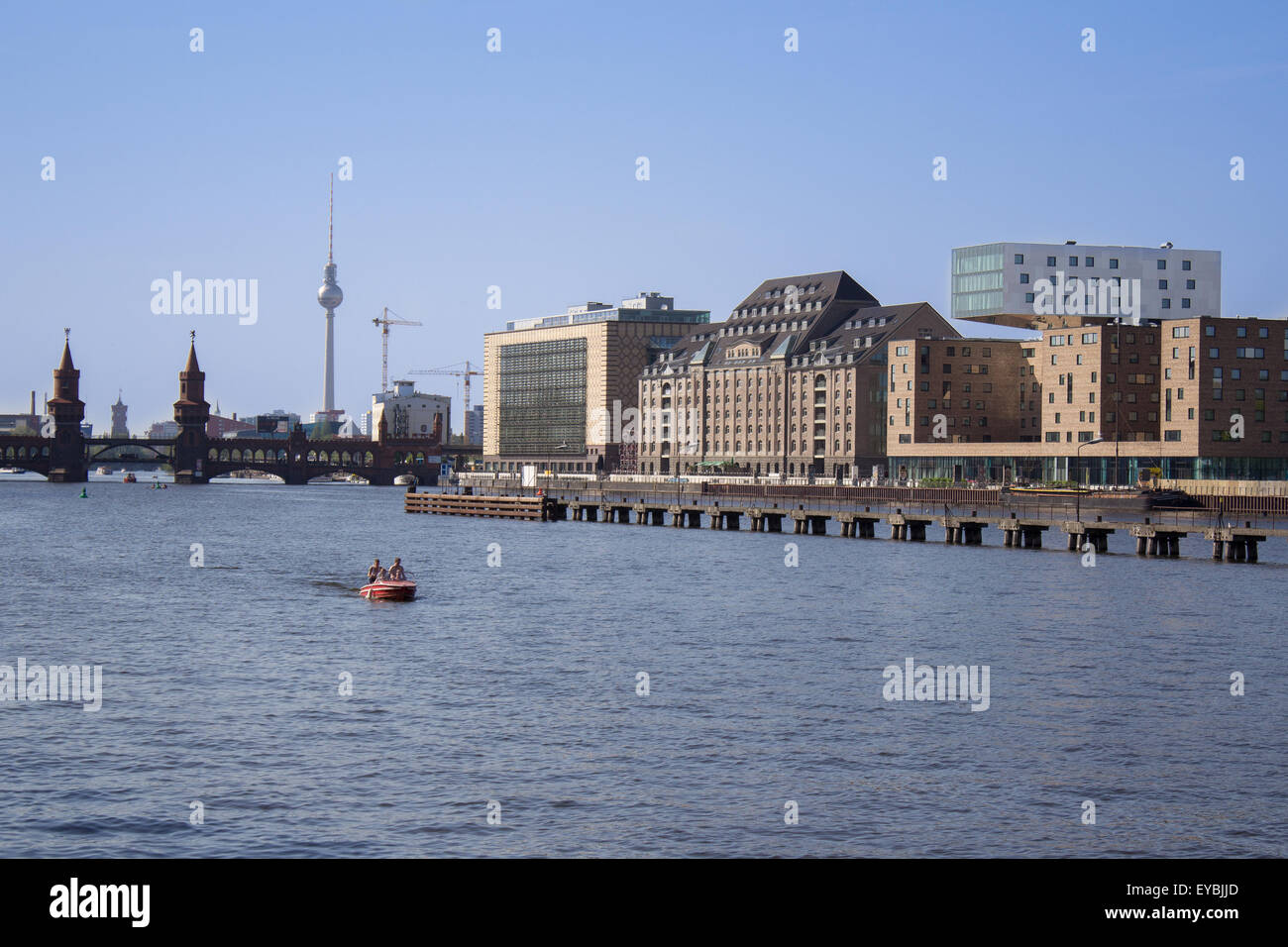 Berlin, Kreuzberg-Skyline: Spree, Oberbaum Brücke und TV-Turm ...