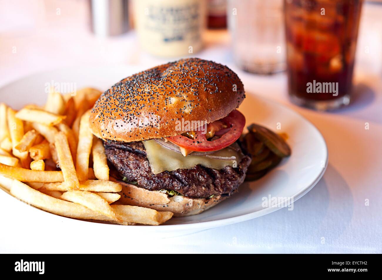 Cheeseburger und Pommes Frites am Tisch im restaurant Stockfotografie ...