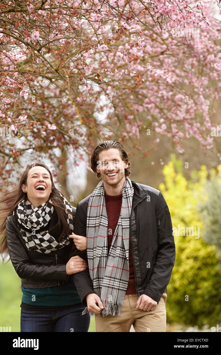 Couple park -Fotos und -Bildmaterial in hoher Auflösung – Alamy