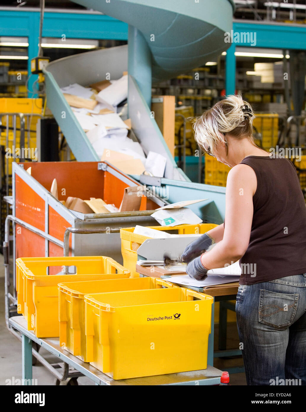 Arbeiterinnen sortieren -Fotos und -Bildmaterial in hoher Auflösung – Alamy
