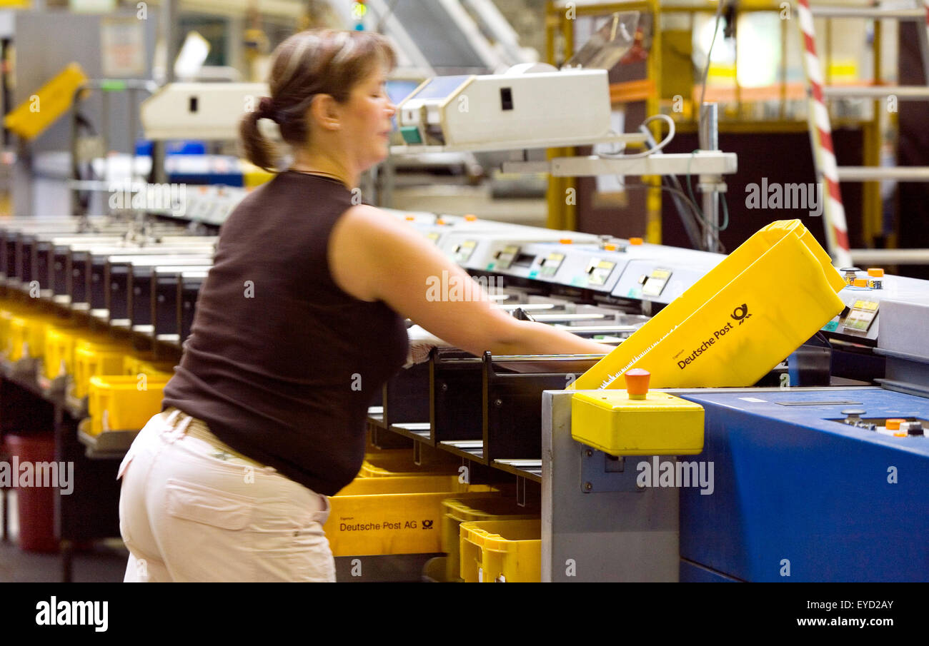 Mitarbeiter sortieren briefe -Fotos und -Bildmaterial in hoher ...