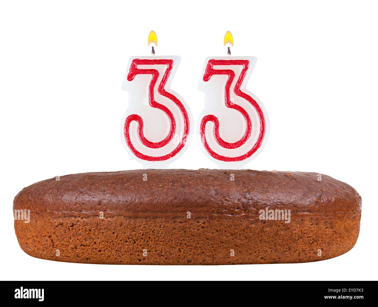 Geburtstagstorte mit Kerzen Nummer 33 isoliert auf weißem Hintergrund ...