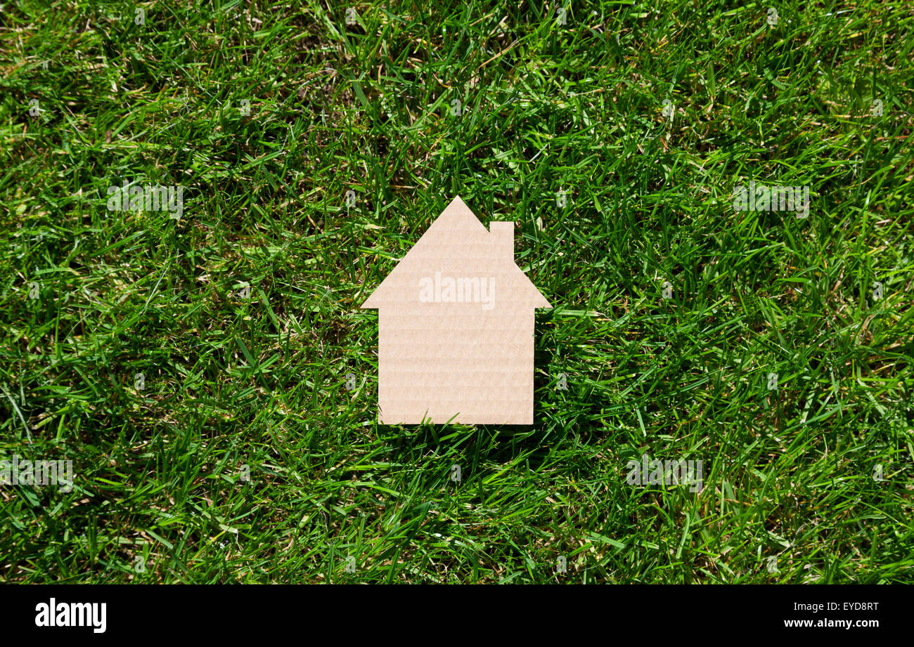 Kartonhaus immobilien -Fotos und -Bildmaterial in hoher Auflösung – Alamy