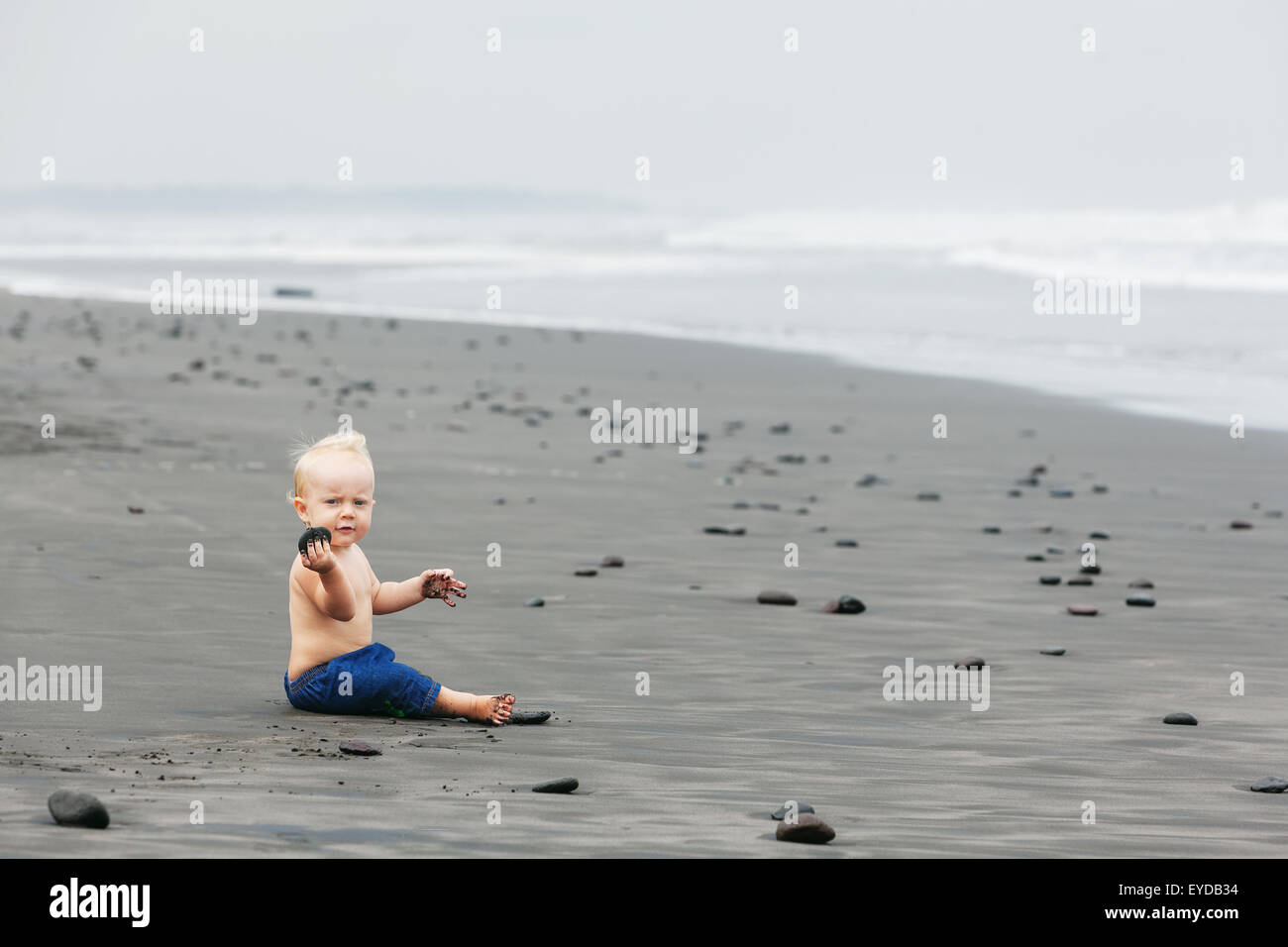 Porträt von lächelnden Kind sitzen und spielen mit Spaß allein auf ...