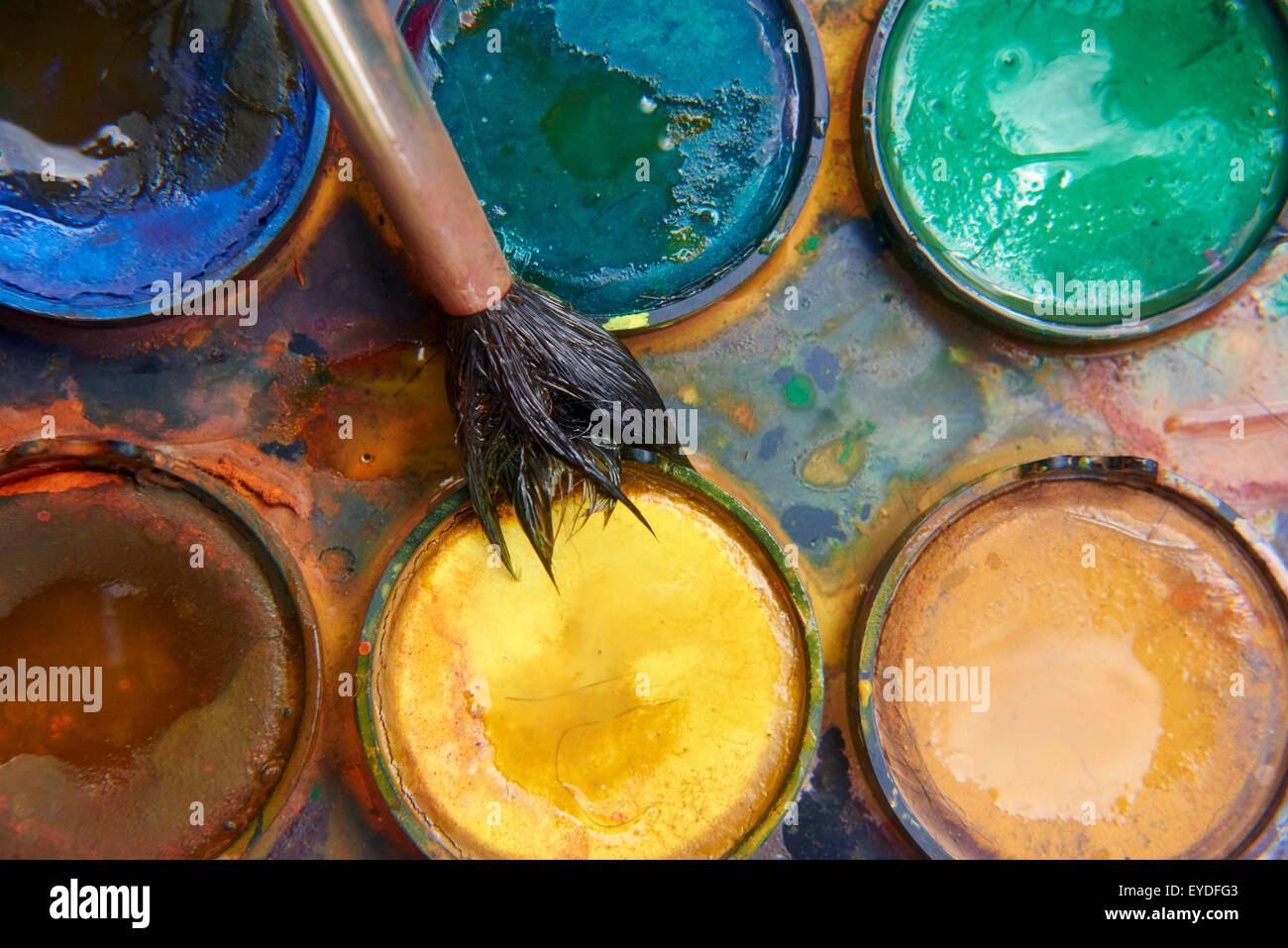 Farben und kindisch Malutensilien, Aquarelle und Pinsel, bunten Wasser ...