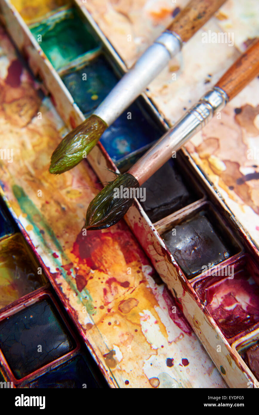Farben und kindisch Malutensilien, Aquarelle und Pinsel, bunten Wasser ...
