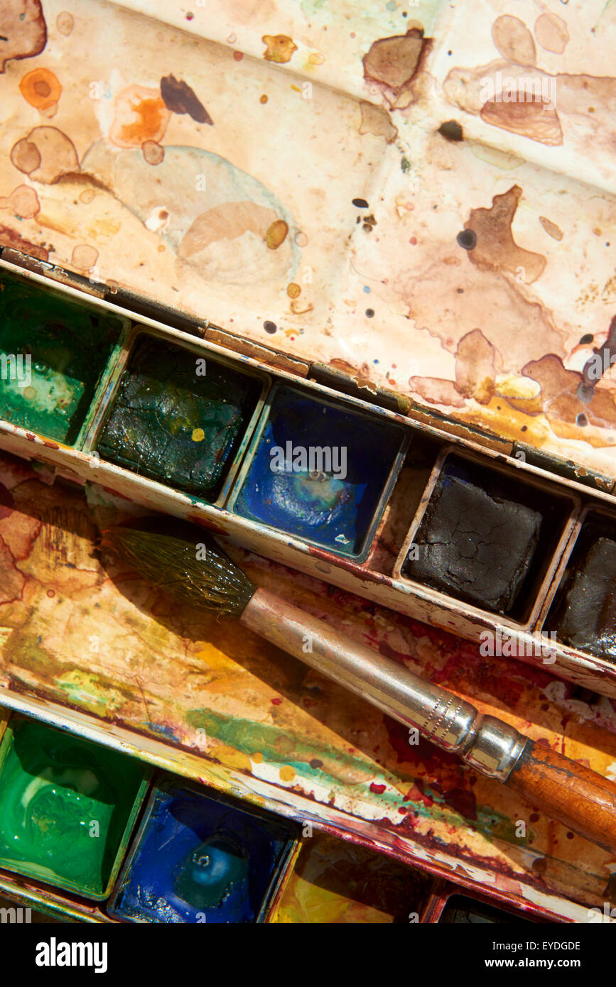 Farben und kindisch Malutensilien, Aquarelle und Pinsel, bunten Wasser ...