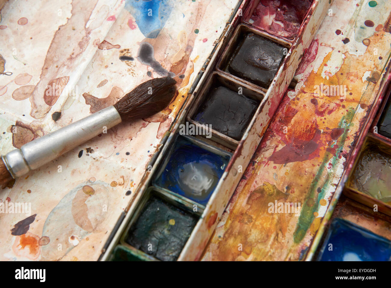 Farben und kindisch Malutensilien, Aquarelle und Pinsel, bunten Wasser ...