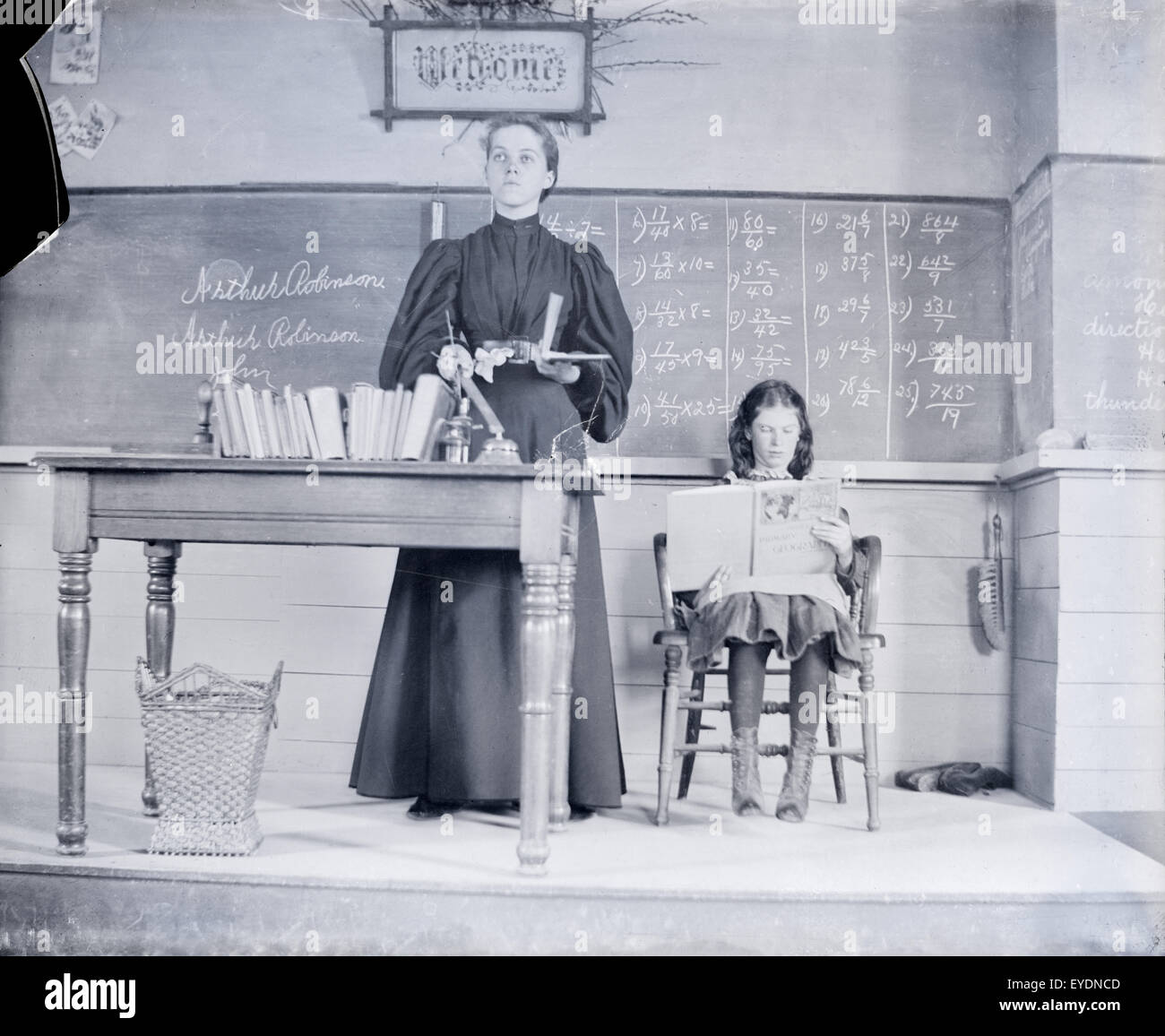 Antike 1900 Foto von Lehrerin wacht über ihre Klasse als Student liest ...