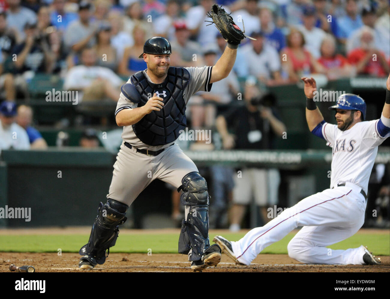 Arlington, Texas, USA. 27. Juli 2015. New York Yankees Catcher Brian McCann #34 fängt einen ...