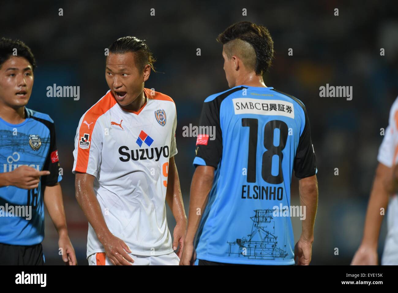 Kanagawa, Japan. 25. Juli 2015. Chong Tese (S-Pulse), Elsinho (Frontale ...