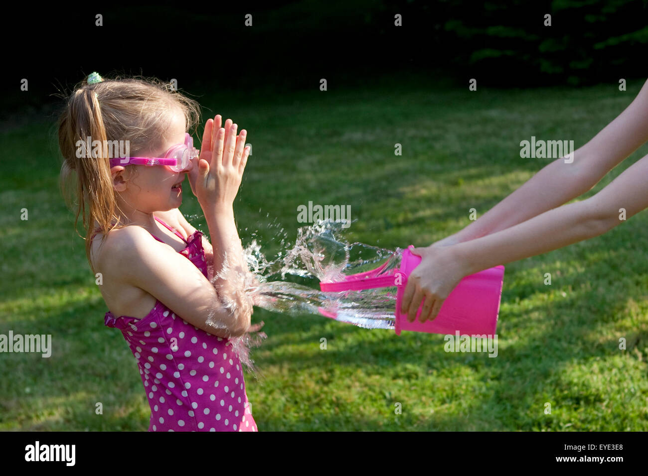 Kind wirft wasser -Fotos und -Bildmaterial in hoher Auflösung – Alamy