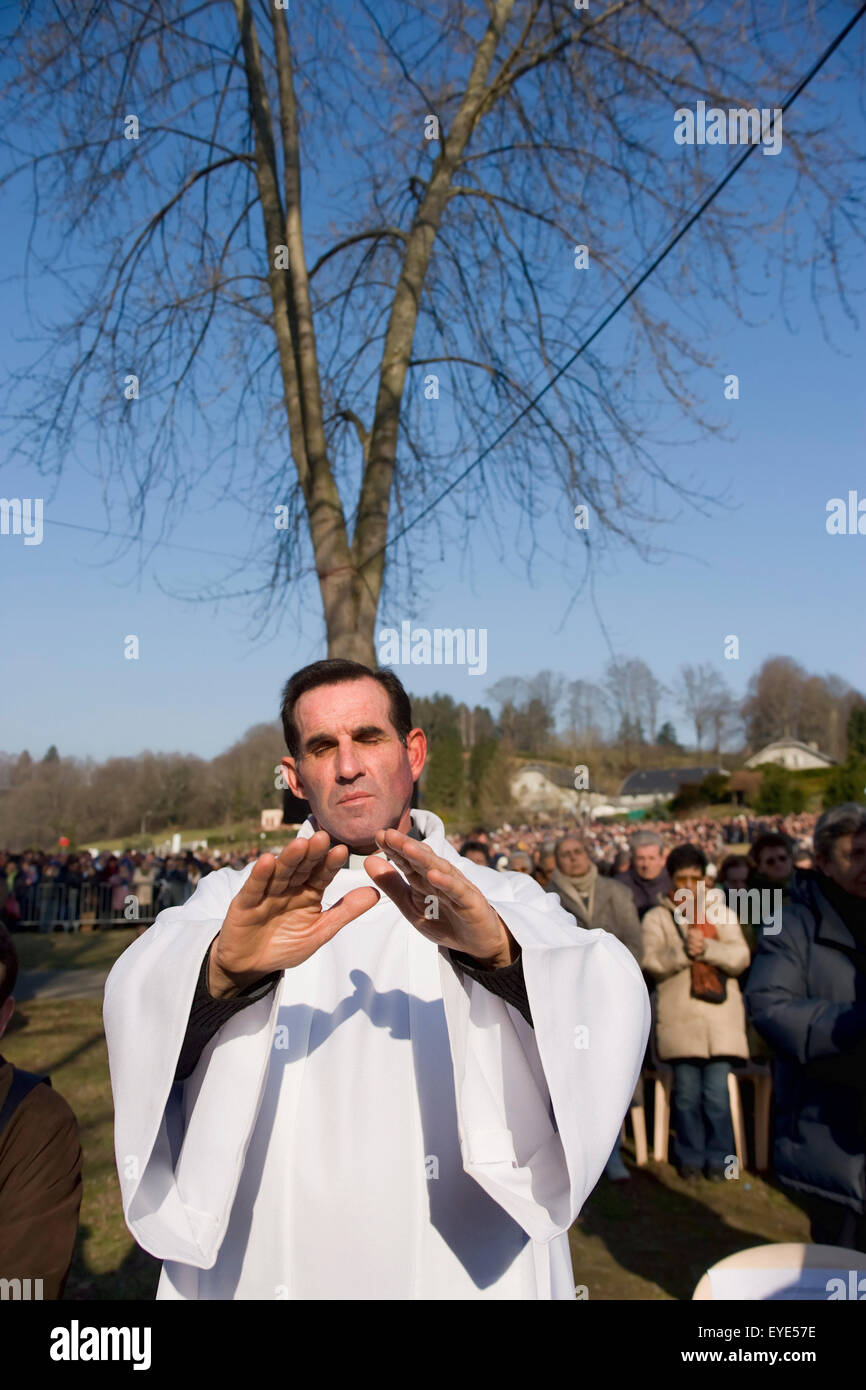 Ein Priester In einer Messe vor dem Heiligtum unserer lieben Frau von ...