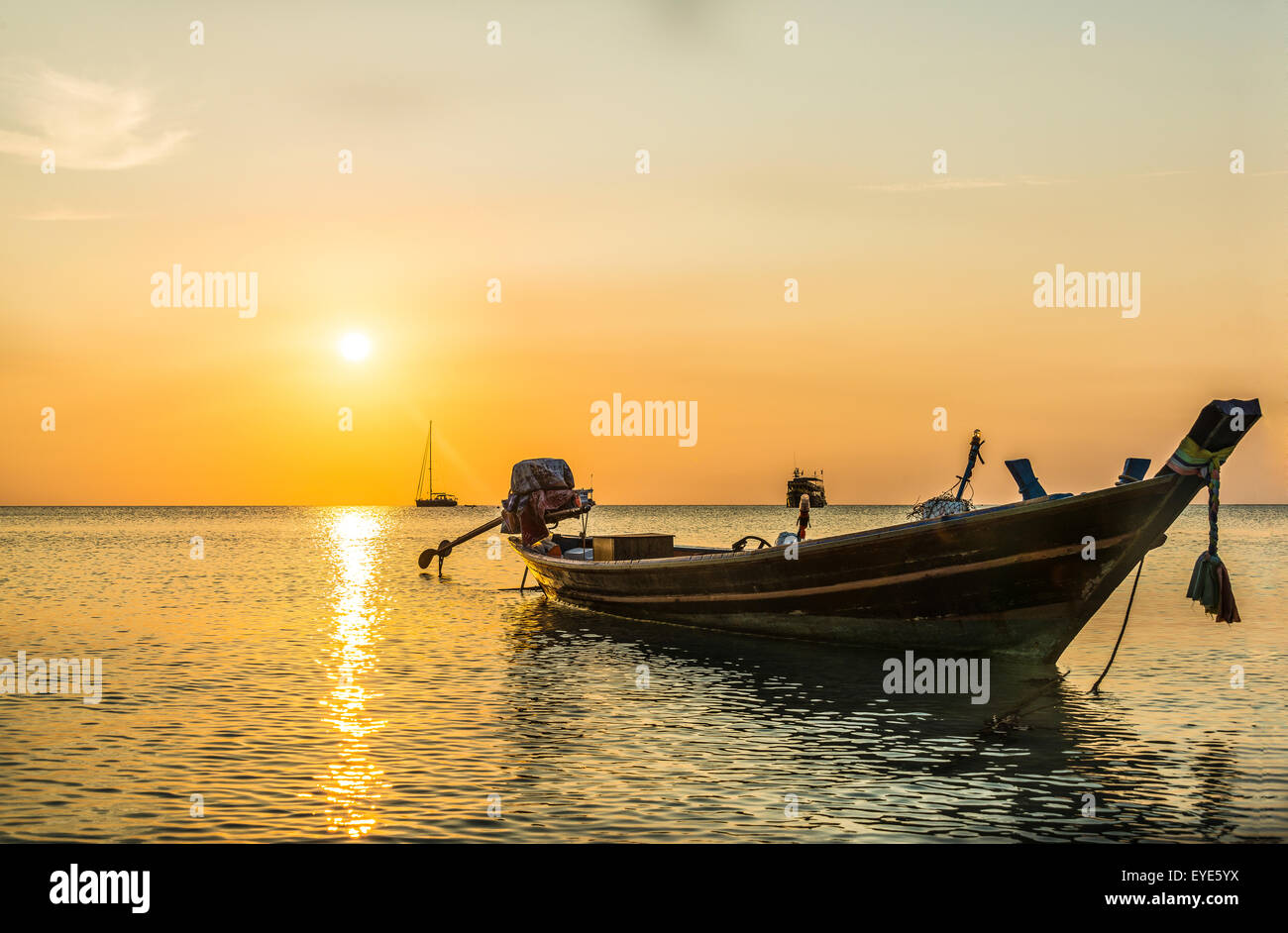 Longtail-Boot im Meer bei Sonnenuntergang, Koh Tao Insel, Golf von ...