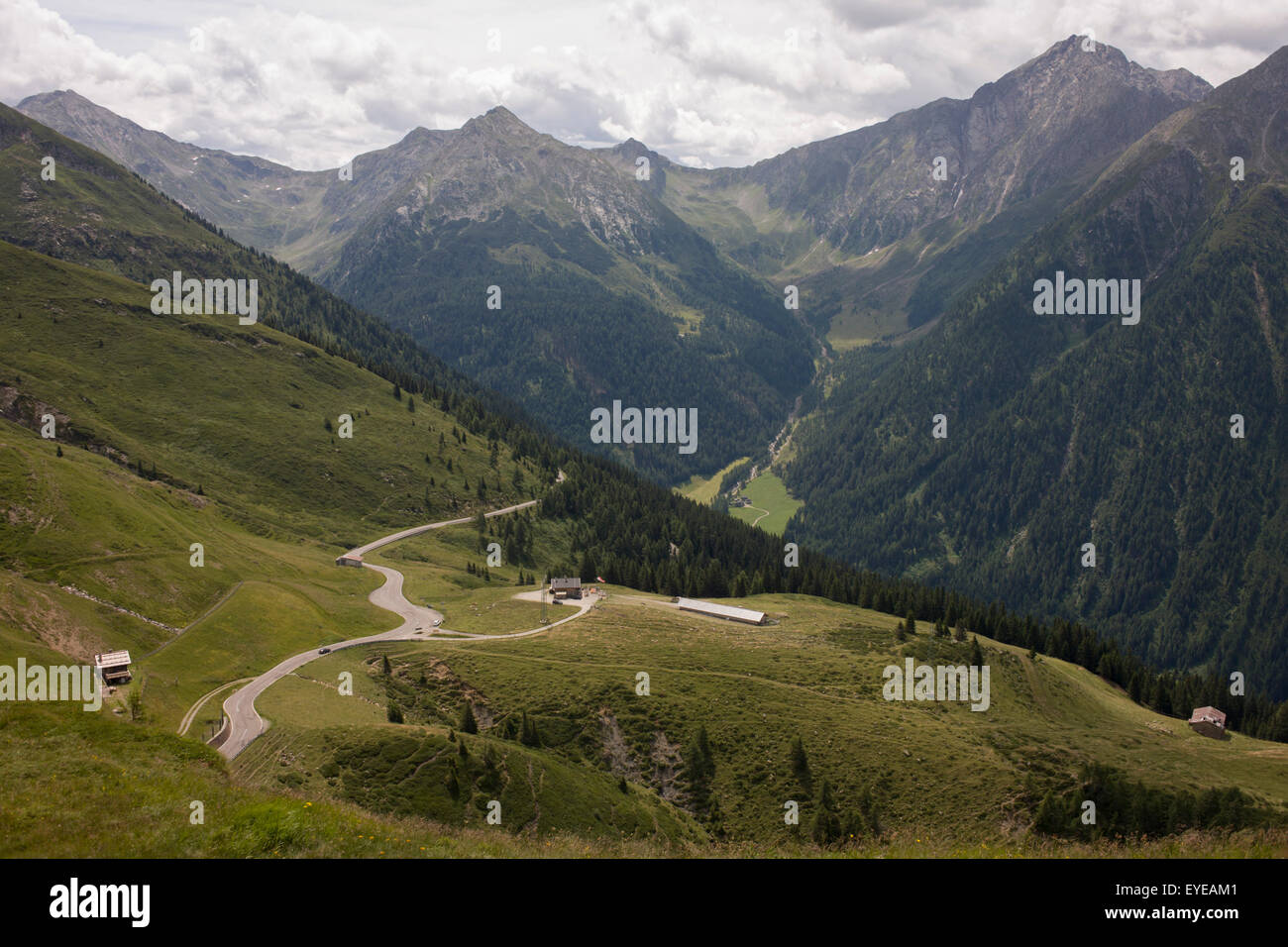 Landschaft im oberen Bereich der Jaufenpass, der höchste Punkt auf 2. ...