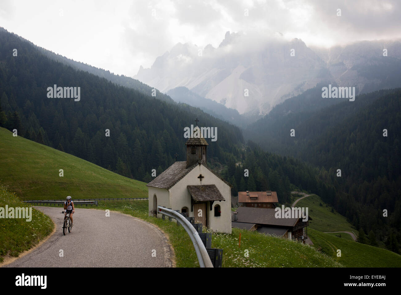 Dolomiten kapelle dolomites chapel -Fotos und -Bildmaterial in hoher ...
