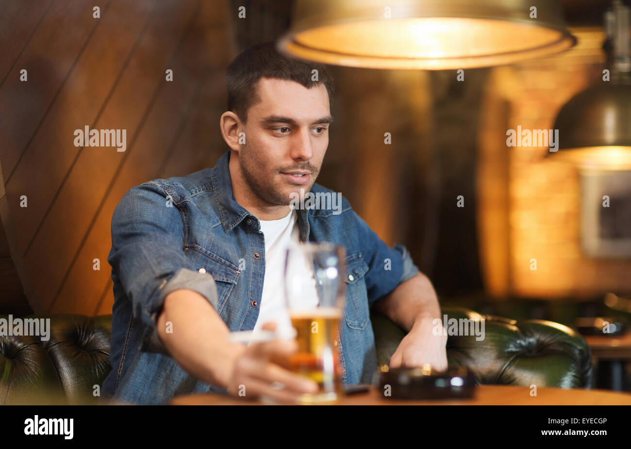 Beer cigarette -Fotos und -Bildmaterial in hoher Auflösung – Alamy