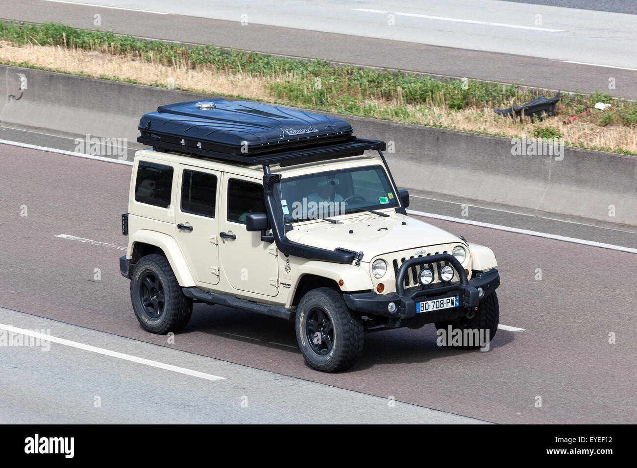Jeep Wrangler unlimited mit einer Dachbox Zelt bewegen schnell auf der ...