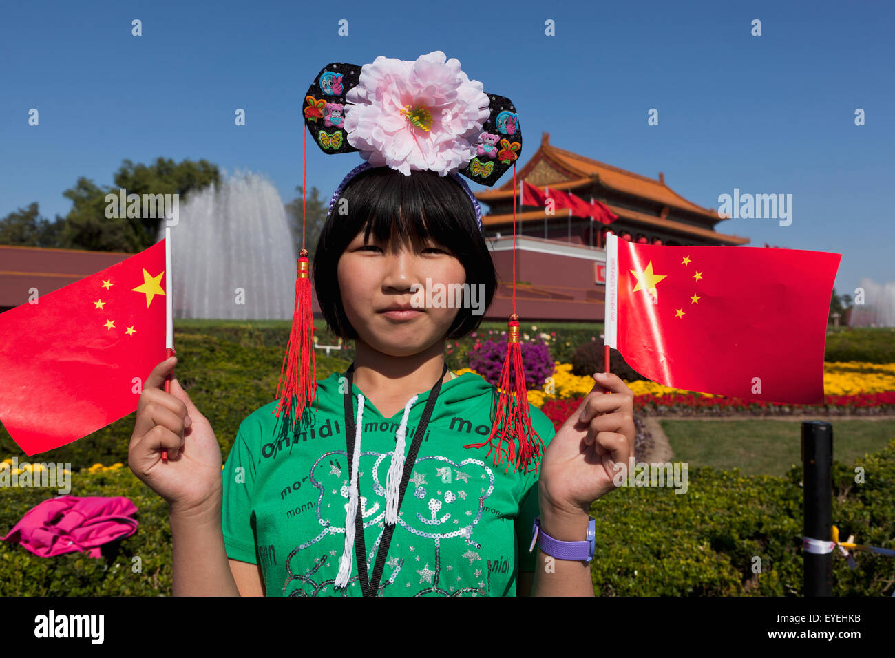 Teenager-Mädchen wehende Fahnen in Tiananmen-Platz am Nationalfeiertag ...