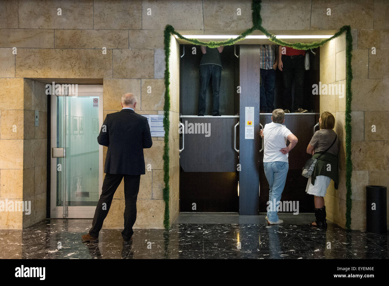 Stuttgart, Deutschland. 28. Juli 2015. Menschen stehen vor dem ...