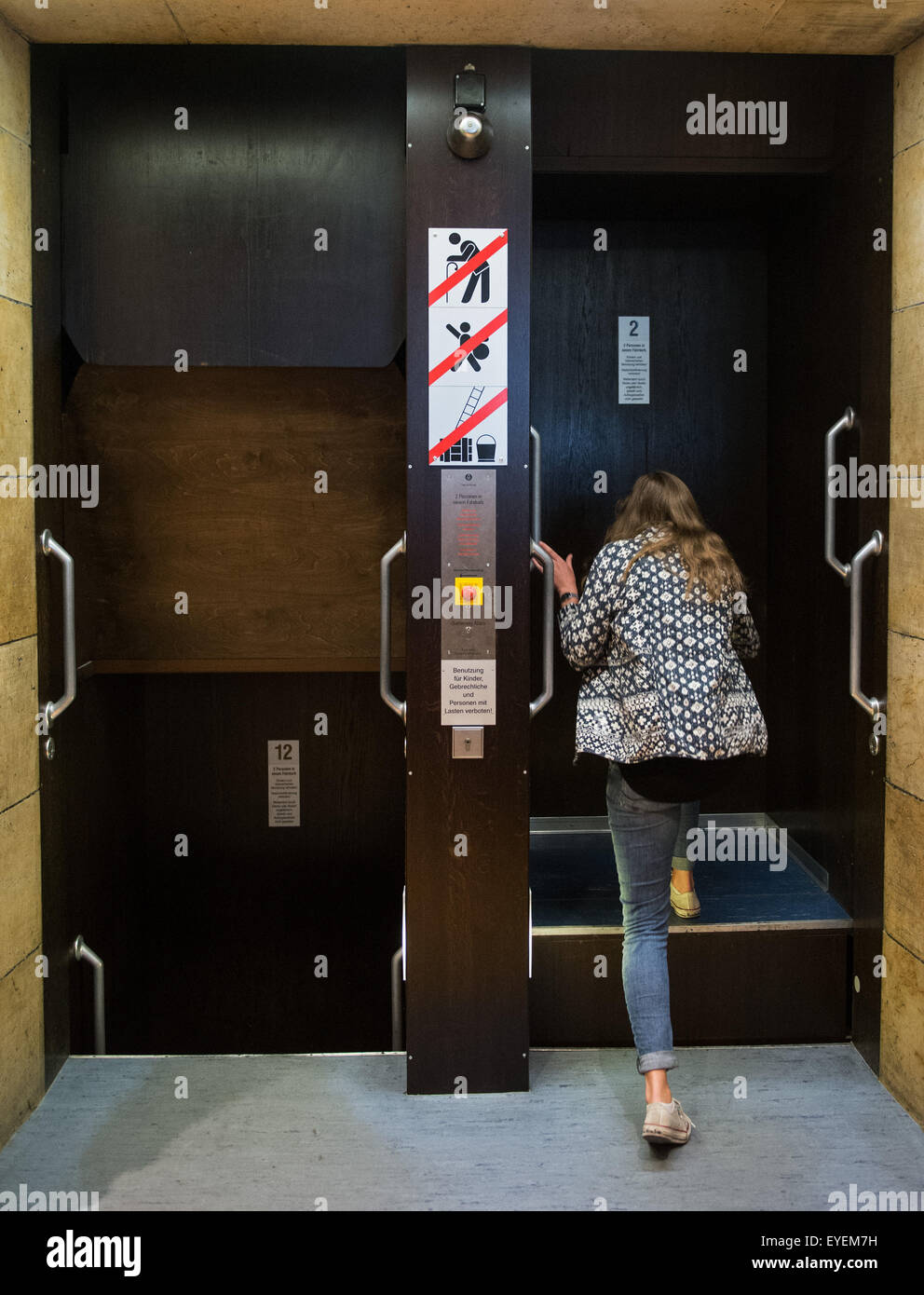 Stuttgart, Deutschland. 28. Juli 2015. Eine Frau betritt den ...