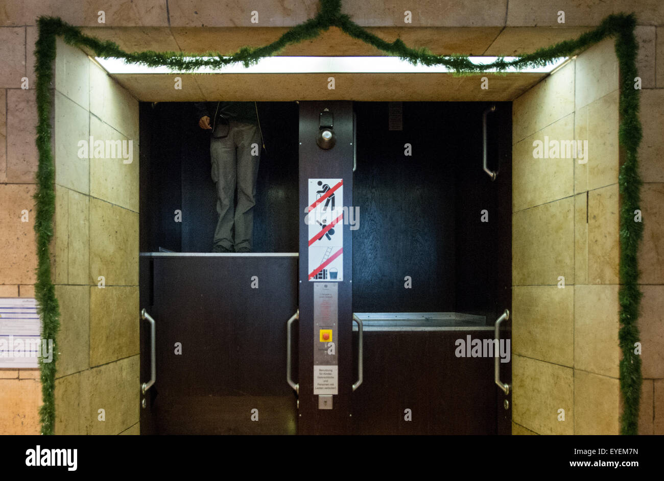 Stuttgart, Deutschland. 28. Juli 2015. Ein Mann fährt den Paternoster ...