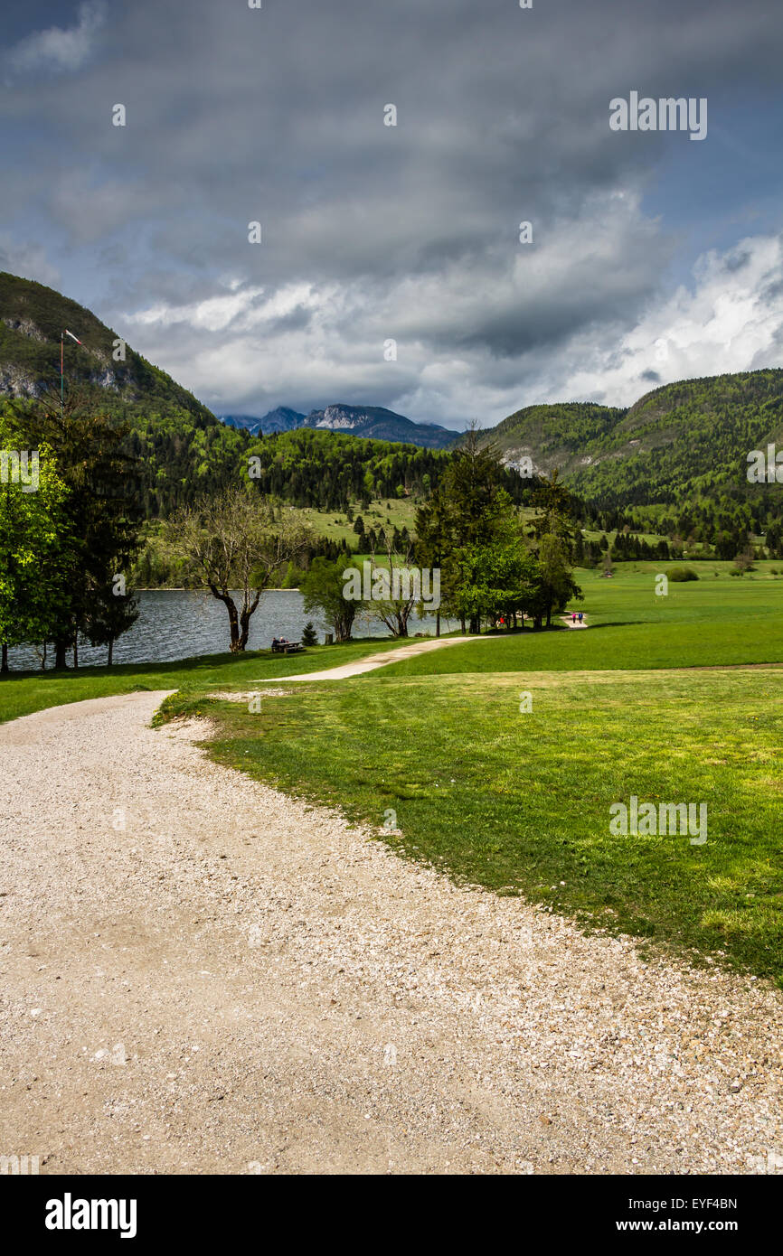Schöne Aussicht auf die Julischen Alpen, See, Himmel und Natur im ...