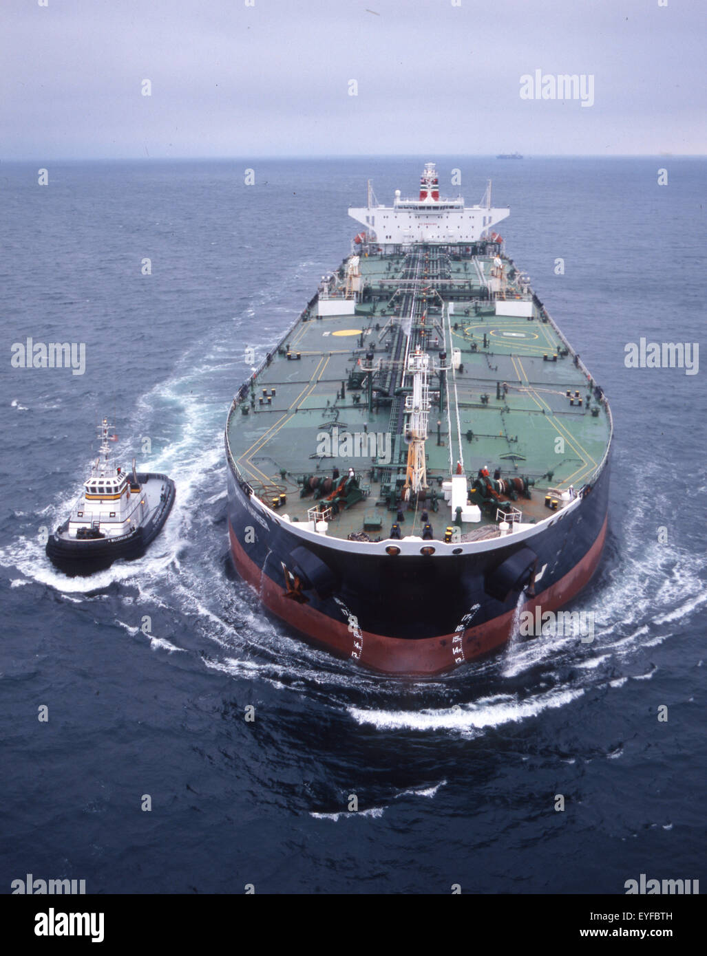 Öl-Tanker dämpfen auf hoher See mit Schlepper Stockfotografie - Alamy