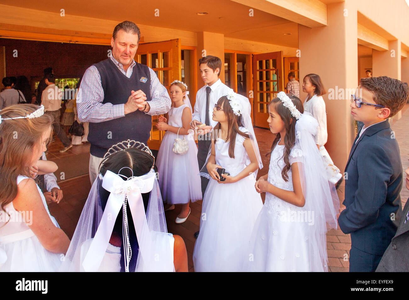 Girls boys wearing communion dresses -Fotos und -Bildmaterial in hoher Auflösung – Alamy