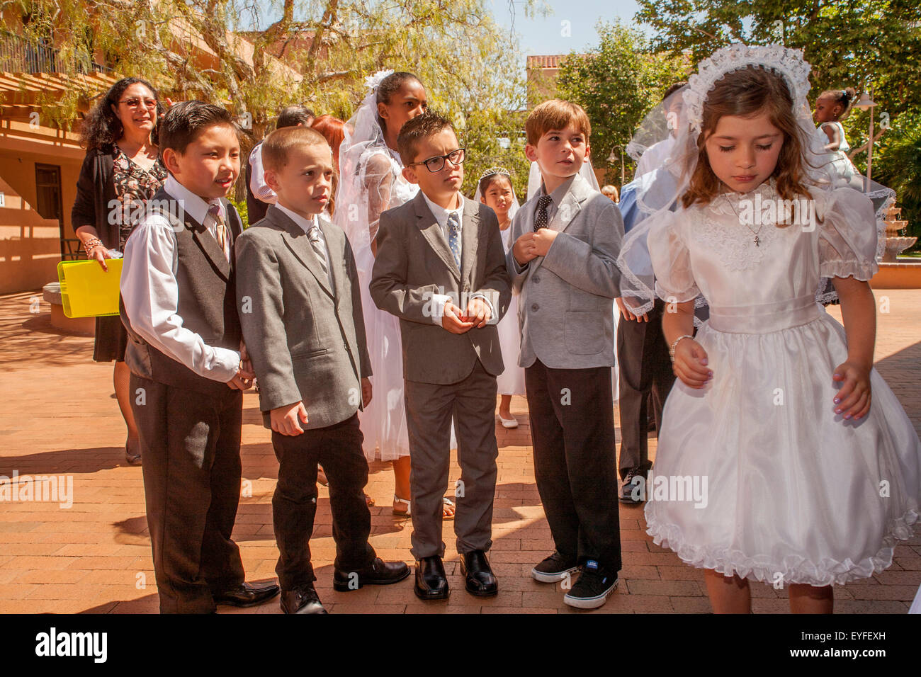 Girls boys wearing communion dresses -Fotos und -Bildmaterial in hoher Auflösung – Alamy