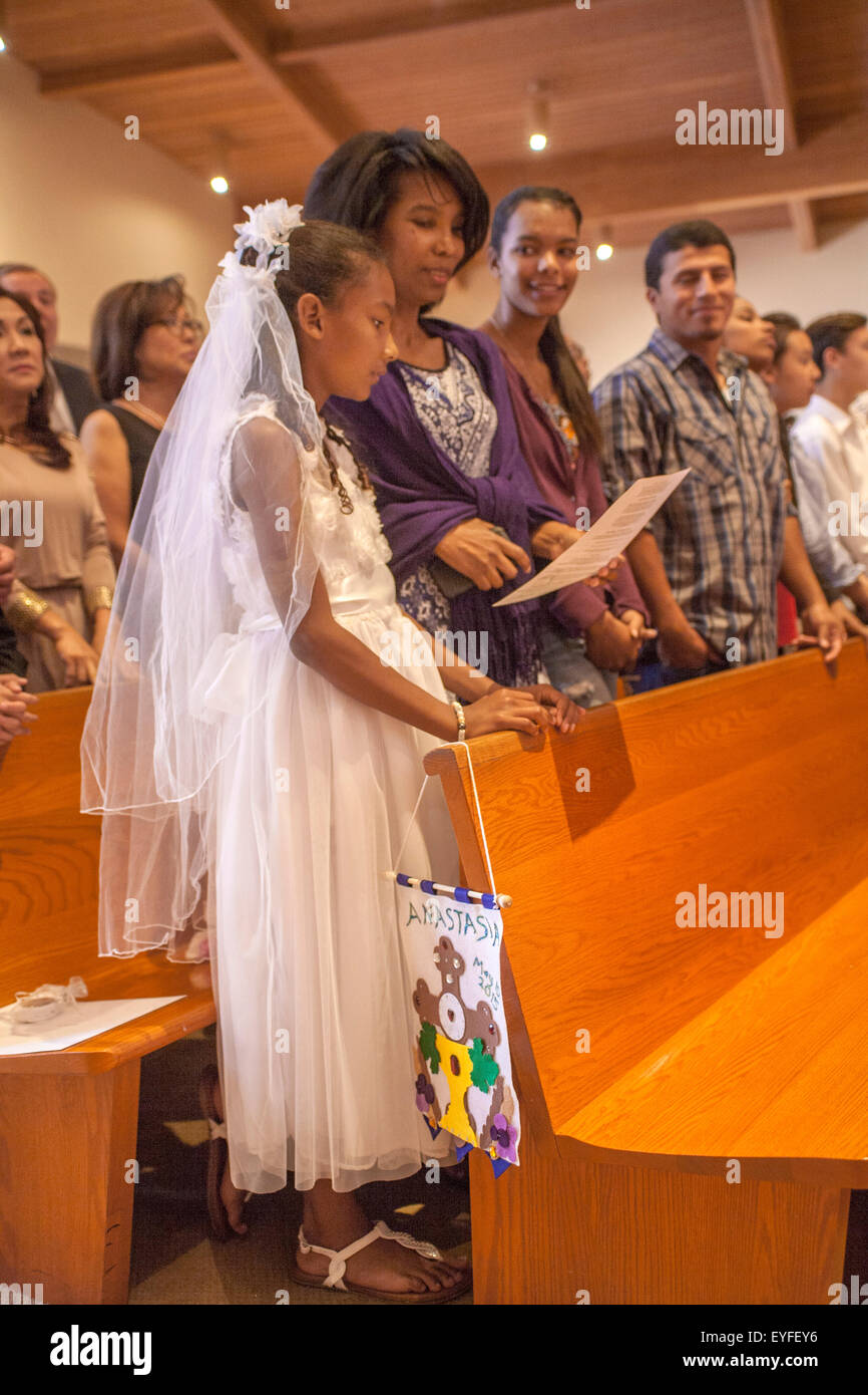 Girls boys wearing communion dresses -Fotos und -Bildmaterial in hoher Auflösung – Alamy