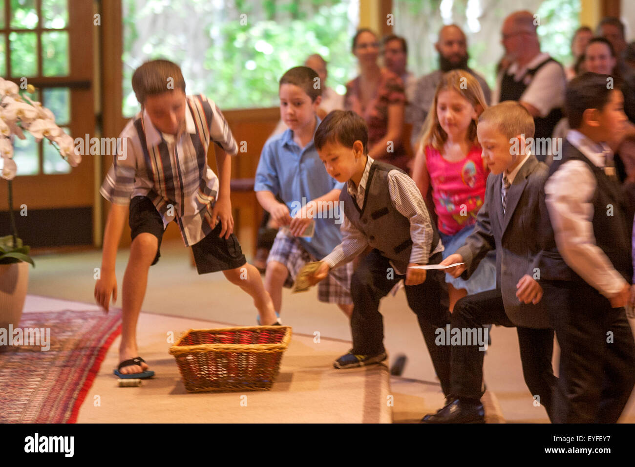 Girls boys wearing communion dresses -Fotos und -Bildmaterial in hoher Auflösung – Alamy
