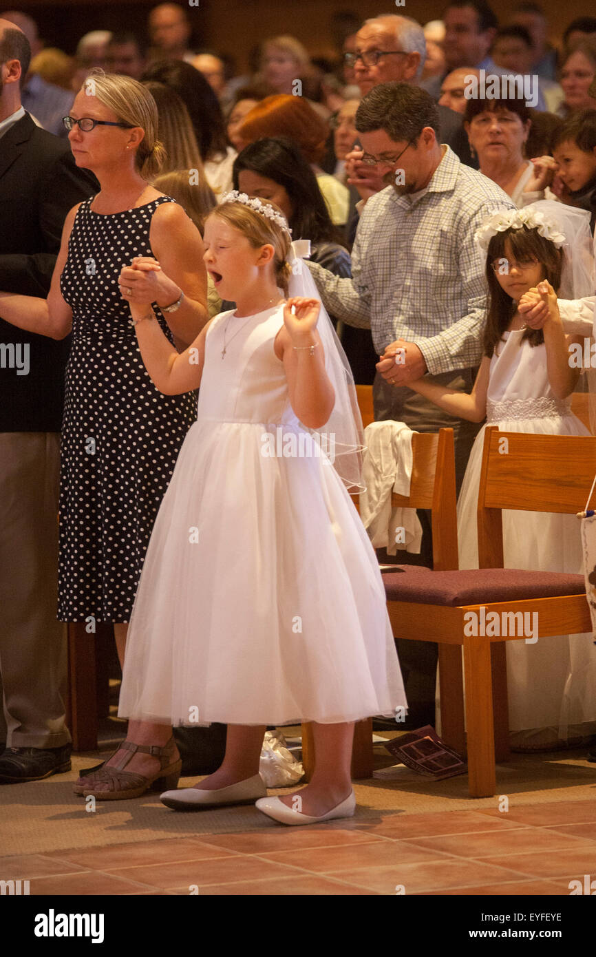 Girls boys wearing communion dresses -Fotos und -Bildmaterial in hoher Auflösung – Alamy